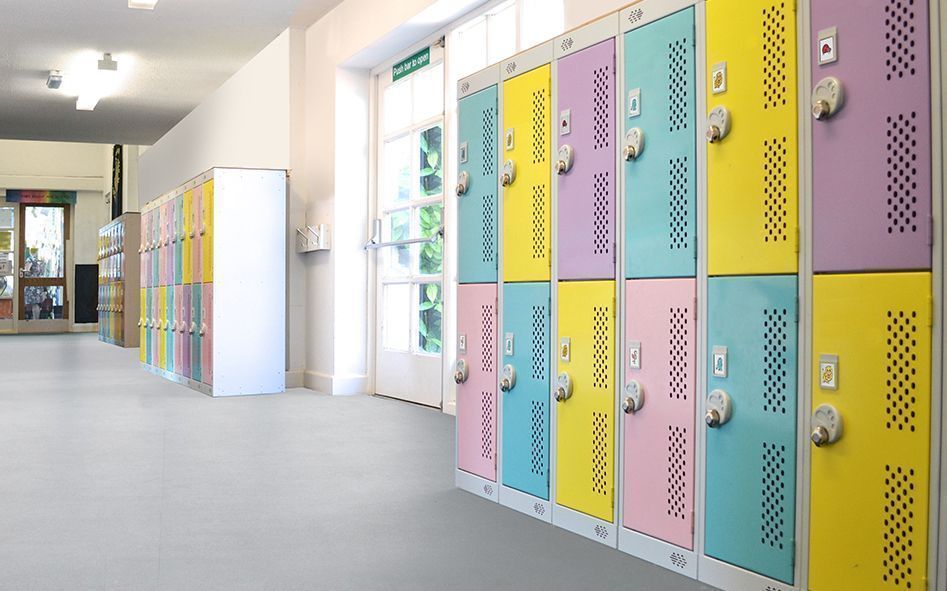 Lockers de colores para colegio St. Marks | Polypal